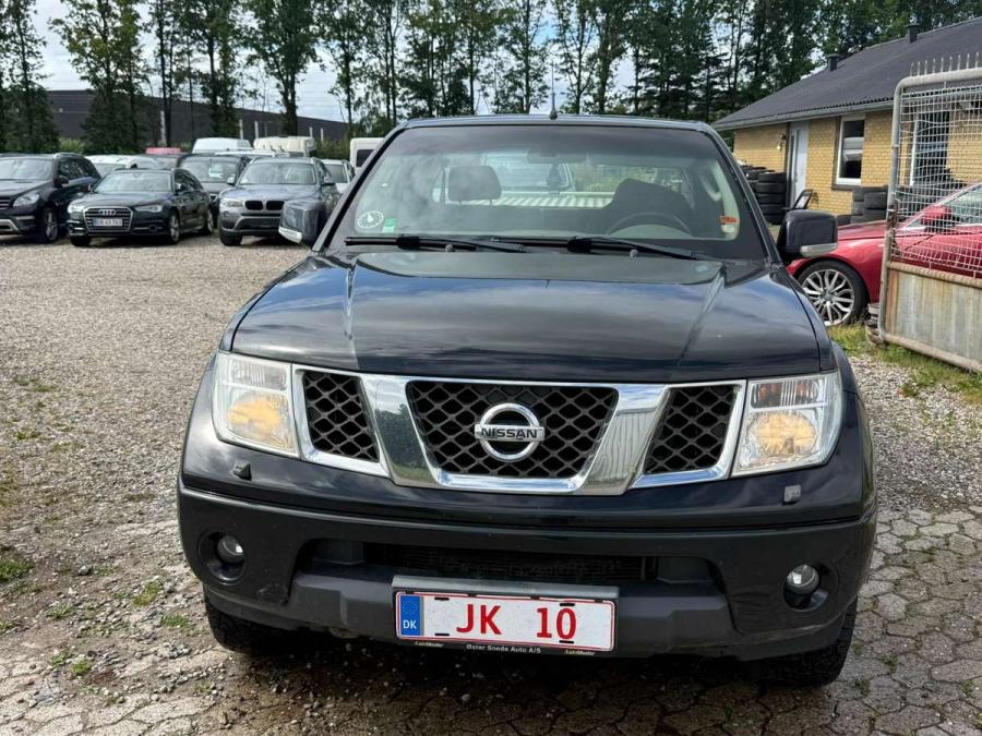 Black Nissan Navara 2008 in Vilnius, with an engine capacity of 2.50 L and mileage of 264 thousand km for 3990 €, photo 4 on AUTOMOTO.COM.LV