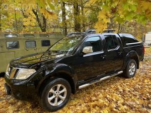 Black Nissan Navara 2011 in Bauska, with an engine capacity of 2.50 L and mileage of 386 thousand km for 7690 €, photo  on AUTOMOTO.COM.LV