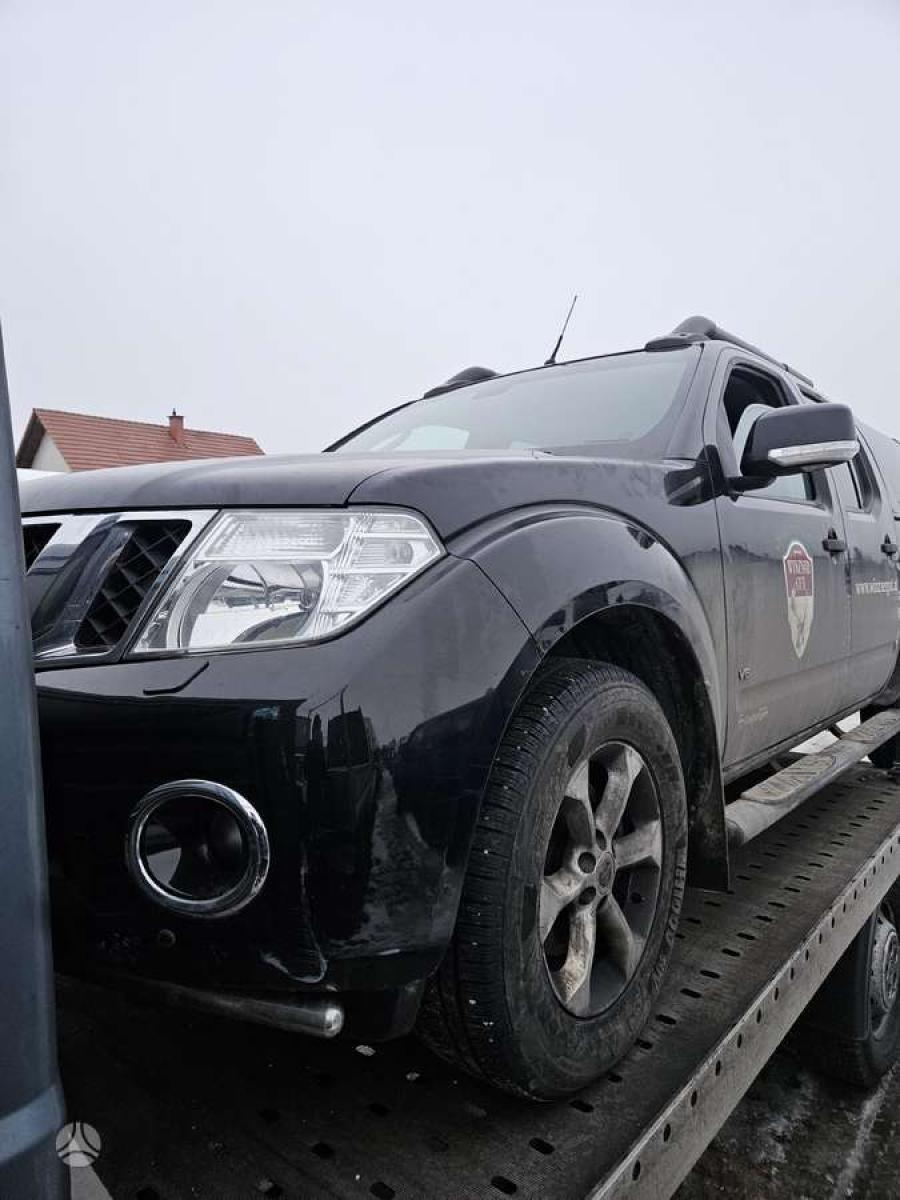 Melns Nissan Navara 2015 Anykščiai, ar dzinēja tilpumu 3.00 L un nobraukumu 131 tūkst. km par 8900 €, foto 1 vietnē AUTOMOTO.COM.LV