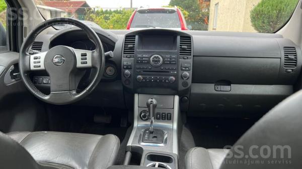 Black Nissan Navara 2015 in Riga, with an engine capacity of 3.00 L and mileage of 263 thousand km for 13500 €, photo 7 on AUTOMOTO.COM.LV