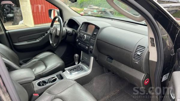 Black Nissan Navara 2015 in Riga, with an engine capacity of 3.00 L and mileage of 263 thousand km for 13500 €, photo 9 on AUTOMOTO.COM.LV