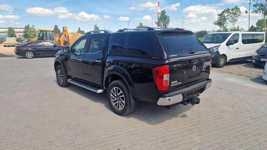 Black Nissan Navara 2016 in Siauliai, with an engine capacity of 2.30 L and mileage of 267 thousand km for 14500 €, photo 7 on AUTOMOTO.COM.LV