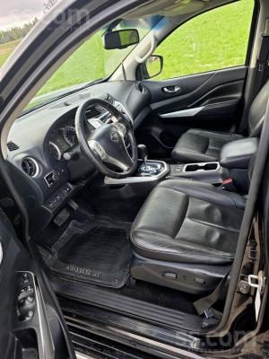Black Nissan Navara 2017 in Cesis, with an engine capacity of 2.30 L and mileage of 214 thousand km for 17787 €, photo 10 on AUTOMOTO.COM.LV