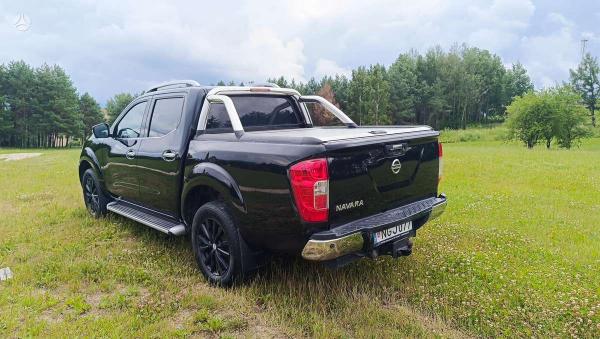 Black Nissan Navara 2017 in Alytus, with an engine capacity of 2.30 L and mileage of 297 thousand km for 10999 €, photo 3 on AUTOMOTO.COM.LV