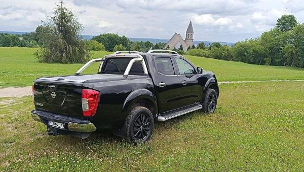 Black Nissan Navara 2017 in Alytus, with an engine capacity of 2.30 L and mileage of 297 thousand km for 10999 €, photo 4 on AUTOMOTO.COM.LV