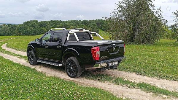 Black Nissan Navara 2017 in Alytus, with an engine capacity of 2.30 L and mileage of 297 thousand km for 10999 €, photo 5 on AUTOMOTO.COM.LV