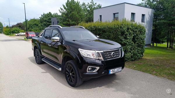 Black Nissan Navara 2017 in Alytus, with an engine capacity of 2.30 L and mileage of 297 thousand km for 10999 €, photo 7 on AUTOMOTO.COM.LV