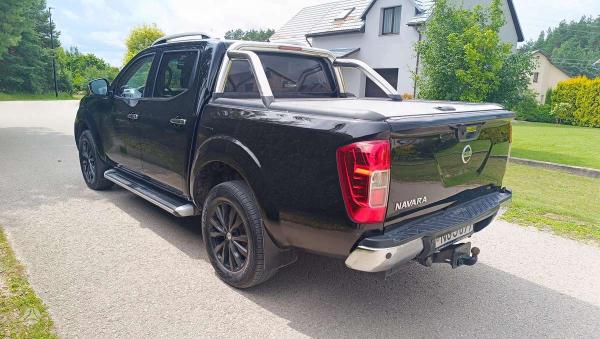 Black Nissan Navara 2017 in Alytus, with an engine capacity of 2.30 L and mileage of 297 thousand km for 10999 €, photo 9 on AUTOMOTO.COM.LV
