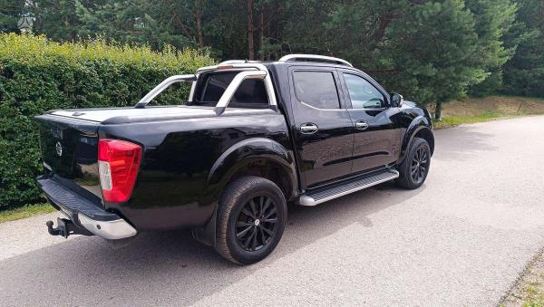 Black Nissan Navara 2017 in Alytus, with an engine capacity of 2.30 L and mileage of 297 thousand km for 10999 €, photo 10 on AUTOMOTO.COM.LV