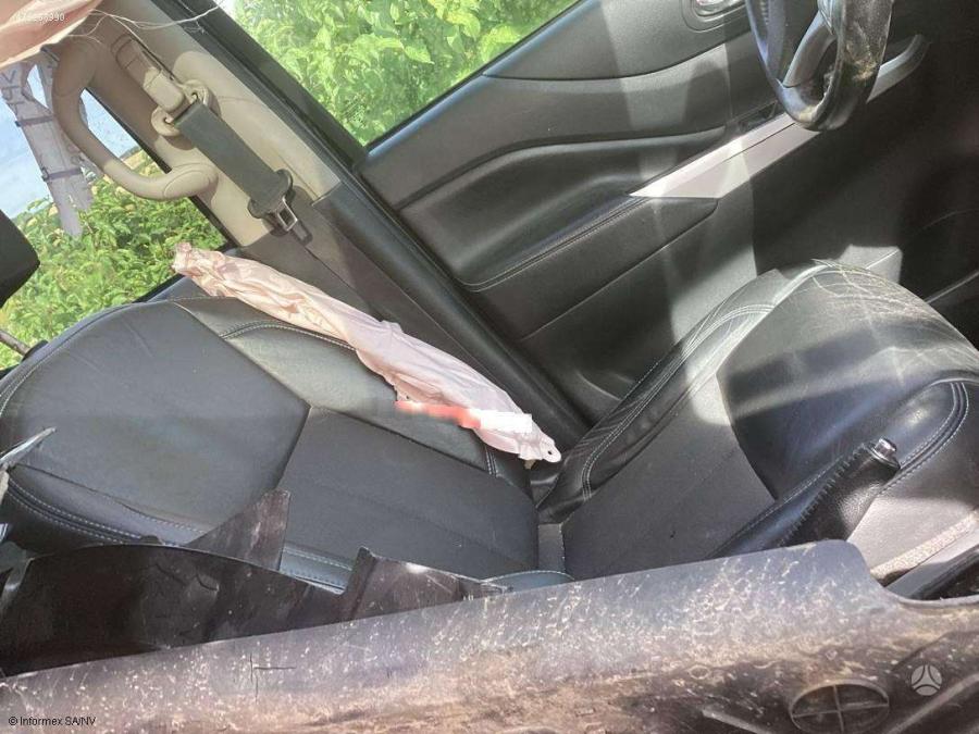 Black Nissan Navara 2021 in Kaunas, with an engine capacity of 2.30 L and mileage of 150 thousand km for 8900 €, photo 19 on AUTOMOTO.COM.LV