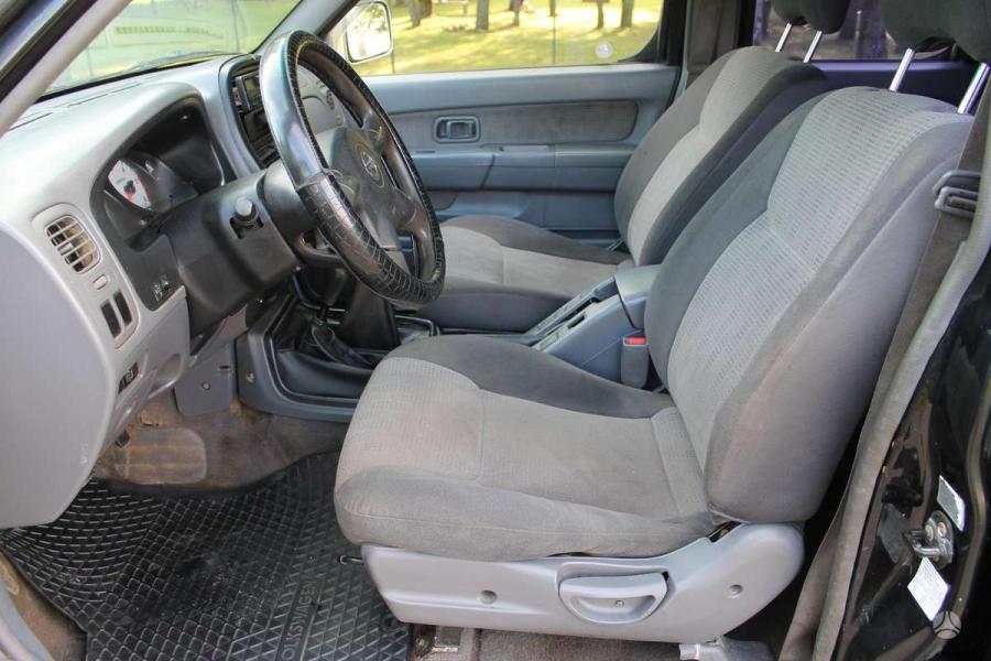 Black Nissan Navara 2004 in Prienai, with an engine capacity of 2.50 L and mileage of 300 thousand km for 3800 €, photo 9 on AUTOMOTO.COM.LV