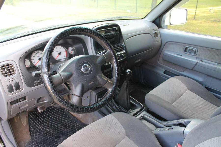 Black Nissan Navara 2004 in Prienai, with an engine capacity of 2.50 L and mileage of 300 thousand km for 3800 €, photo 10 on AUTOMOTO.COM.LV