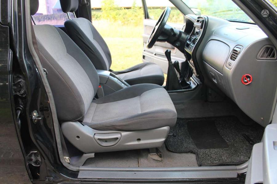 Black Nissan Navara 2004 in Prienai, with an engine capacity of 2.50 L and mileage of 300 thousand km for 3800 €, photo 12 on AUTOMOTO.COM.LV