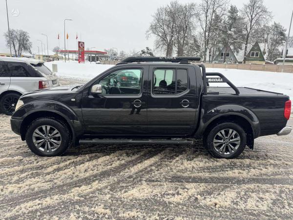 Black Nissan Navara 2006 in Utena, with an engine capacity of 2.50 L and mileage of 164 thousand km for 4450 €, photo 5 on AUTOMOTO.COM.LV