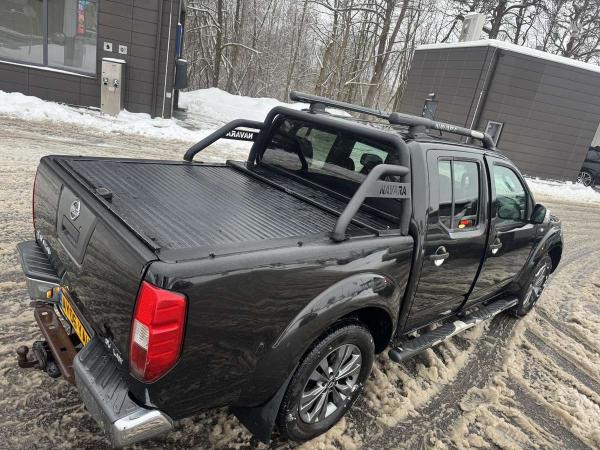 Black Nissan Navara 2006 in Utena, with an engine capacity of 2.50 L and mileage of 164 thousand km for 4450 €, photo 8 on AUTOMOTO.COM.LV