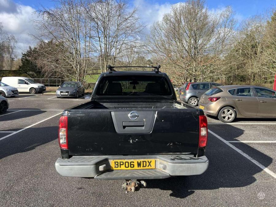 Black Nissan Navara 2006 in Klaipeda, with an engine capacity of 2.49 L and mileage of 198 thousand km for 3800 €, photo 2 on AUTOMOTO.COM.LV