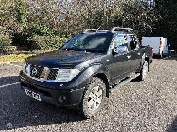 Black Nissan Navara 2006 in Klaipeda, with an engine capacity of 2.49 L and mileage of 198 thousand km for 3800 €, photo 3 on AUTOMOTO.COM.LV