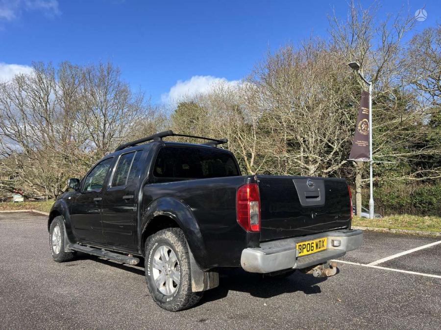 Black Nissan Navara 2006 in Klaipeda, with an engine capacity of 2.49 L and mileage of 198 thousand km for 3800 €, photo 5 on AUTOMOTO.COM.LV