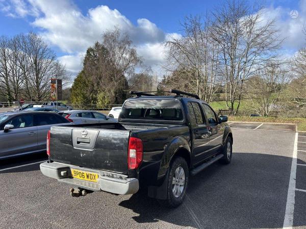 Black Nissan Navara 2006 in Klaipeda, with an engine capacity of 2.49 L and mileage of 198 thousand km for 3800 €, photo 6 on AUTOMOTO.COM.LV