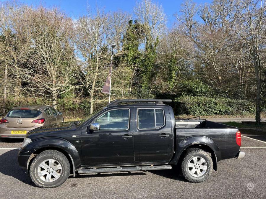 Black Nissan Navara 2006 in Klaipeda, with an engine capacity of 2.49 L and mileage of 198 thousand km for 3800 €, photo 7 on AUTOMOTO.COM.LV