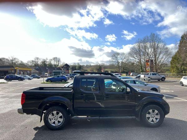 Black Nissan Navara 2006 in Klaipeda, with an engine capacity of 2.49 L and mileage of 198 thousand km for 3800 €, photo 8 on AUTOMOTO.COM.LV
