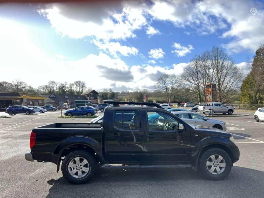 Black Nissan Navara 2006 in Klaipeda, with an engine capacity of 2.49 L and mileage of 198 thousand km for 3800 €, photo 8 on AUTOMOTO.COM.LV