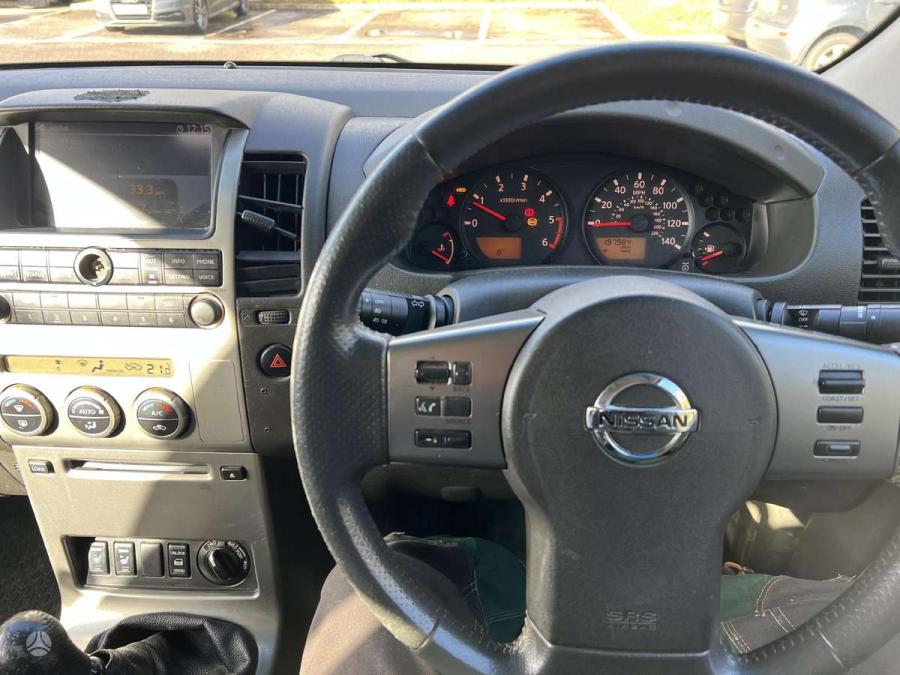 Black Nissan Navara 2006 in Klaipeda, with an engine capacity of 2.49 L and mileage of 198 thousand km for 3800 €, photo 9 on AUTOMOTO.COM.LV