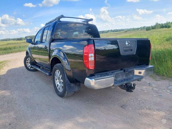 Black Nissan Navara 2006 in Moletai, with an engine capacity of 2.50 L and mileage of 281 thousand km for 6800 €, photo 3 on AUTOMOTO.COM.LV