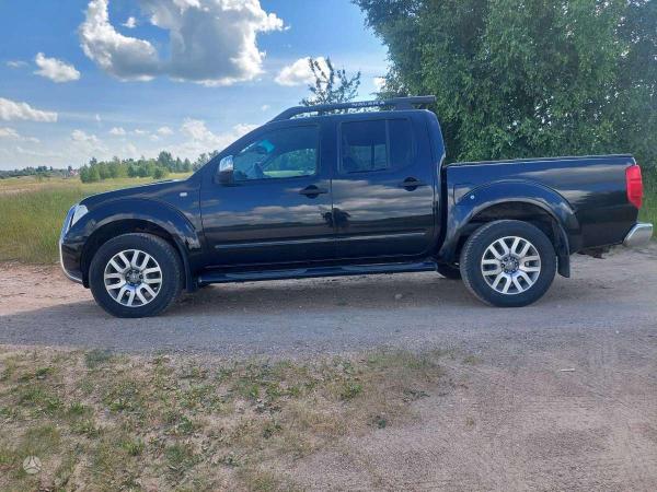 Black Nissan Navara 2006 in Moletai, with an engine capacity of 2.50 L and mileage of 281 thousand km for 6800 €, photo 4 on AUTOMOTO.COM.LV