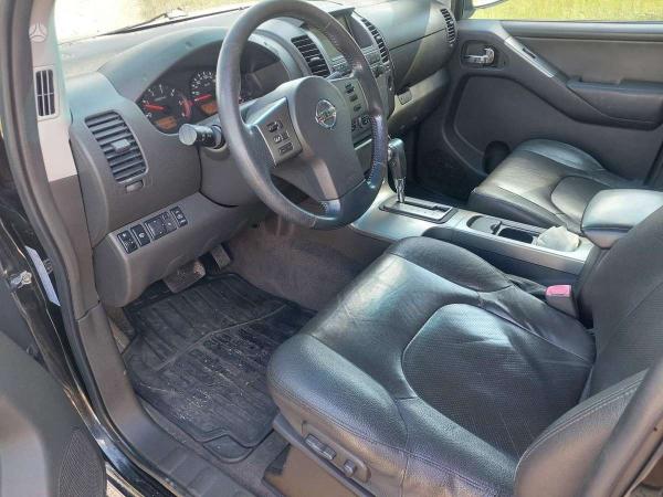 Black Nissan Navara 2006 in Moletai, with an engine capacity of 2.50 L and mileage of 281 thousand km for 6800 €, photo 8 on AUTOMOTO.COM.LV