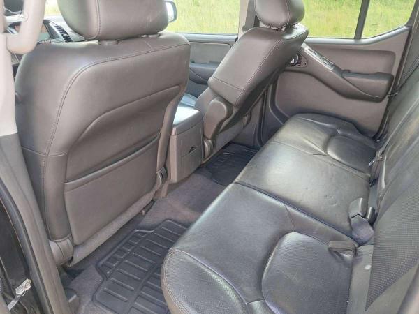 Black Nissan Navara 2006 in Moletai, with an engine capacity of 2.50 L and mileage of 281 thousand km for 6800 €, photo 9 on AUTOMOTO.COM.LV