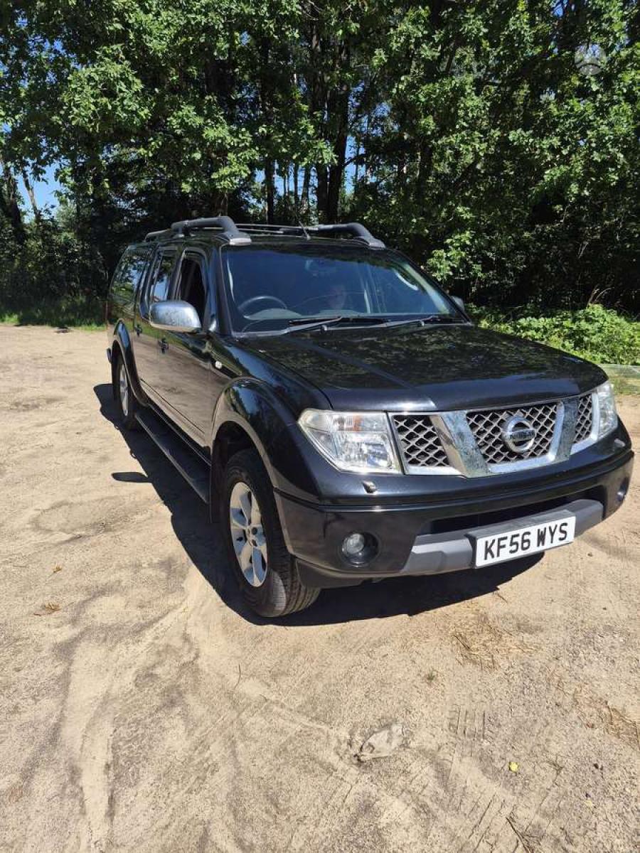 Black Nissan Navara 2006 in Vievis, with an engine capacity of 2.50 L and mileage of 170 thousand km for 3150 €, photo 1 on AUTOMOTO.COM.LV