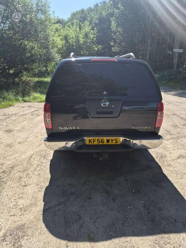Black Nissan Navara 2006 in Vievis, with an engine capacity of 2.50 L and mileage of 170 thousand km for 3150 €, photo 3 on AUTOMOTO.COM.LV