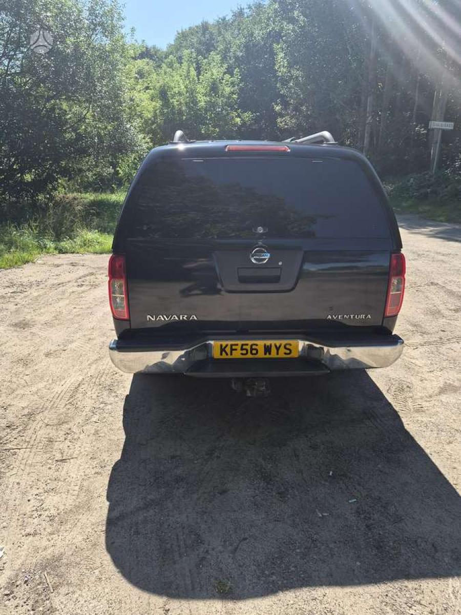 Black Nissan Navara 2006 in Vievis, with an engine capacity of 2.50 L and mileage of 170 thousand km for 3150 €, photo 4 on AUTOMOTO.COM.LV