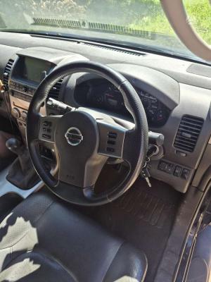 Black Nissan Navara 2006 in Vievis, with an engine capacity of 2.50 L and mileage of 170 thousand km for 3150 €, photo 10 on AUTOMOTO.COM.LV