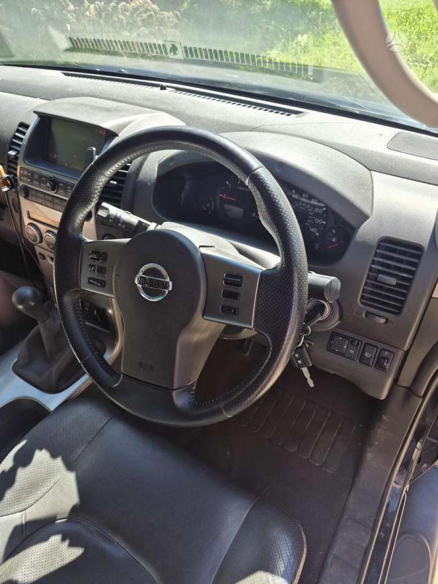 Black Nissan Navara 2006 in Vievis, with an engine capacity of 2.50 L and mileage of 170 thousand km for 3150 €, photo 10 on AUTOMOTO.COM.LV