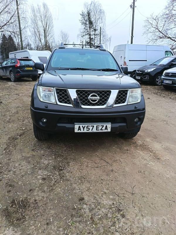 Black Nissan Navara 2007 in Ogre, with an engine capacity of 2.50 L and mileage of 167 thousand km for 3750 €, photo 1 on AUTOMOTO.COM.LV