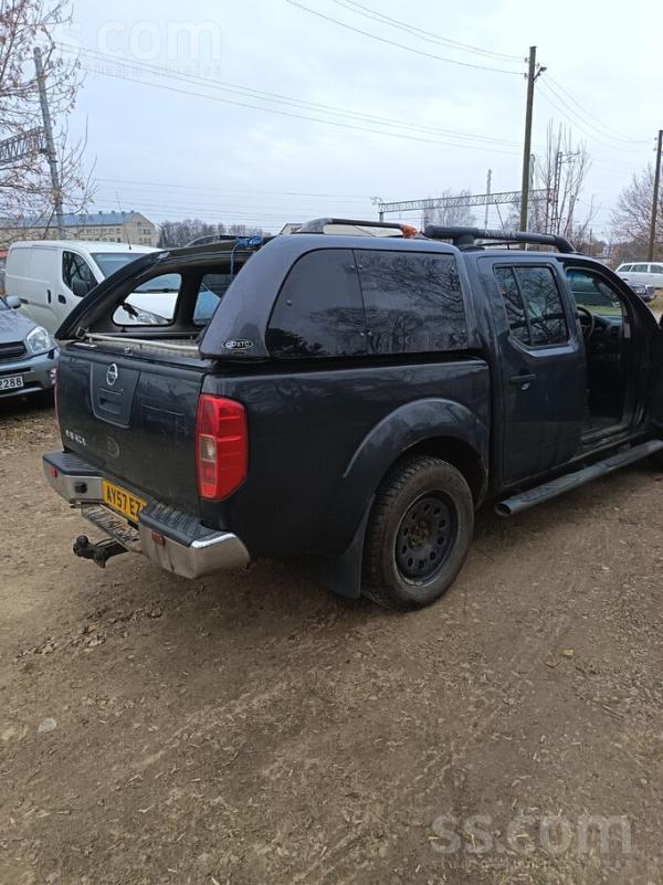 Black Nissan Navara 2007 in Ogre, with an engine capacity of 2.50 L and mileage of 167 thousand km for 3750 €, photo 3 on AUTOMOTO.COM.LV