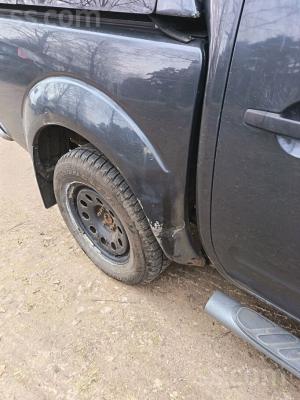 Black Nissan Navara 2007 in Ogre, with an engine capacity of 2.50 L and mileage of 167 thousand km for 3750 €, photo 5 on AUTOMOTO.COM.LV