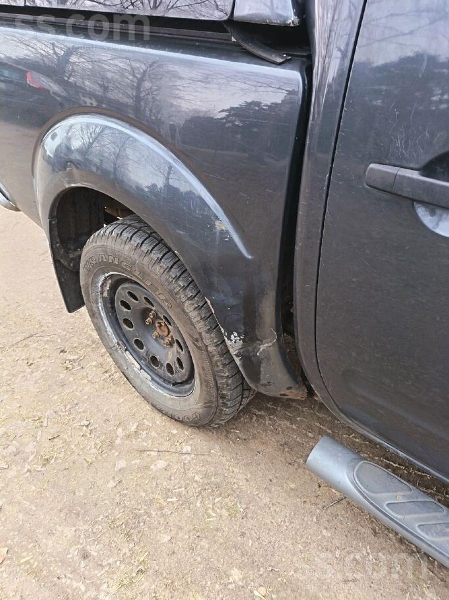 Black Nissan Navara 2007 in Ogre, with an engine capacity of 2.50 L and mileage of 167 thousand km for 3750 €, photo 5 on AUTOMOTO.COM.LV