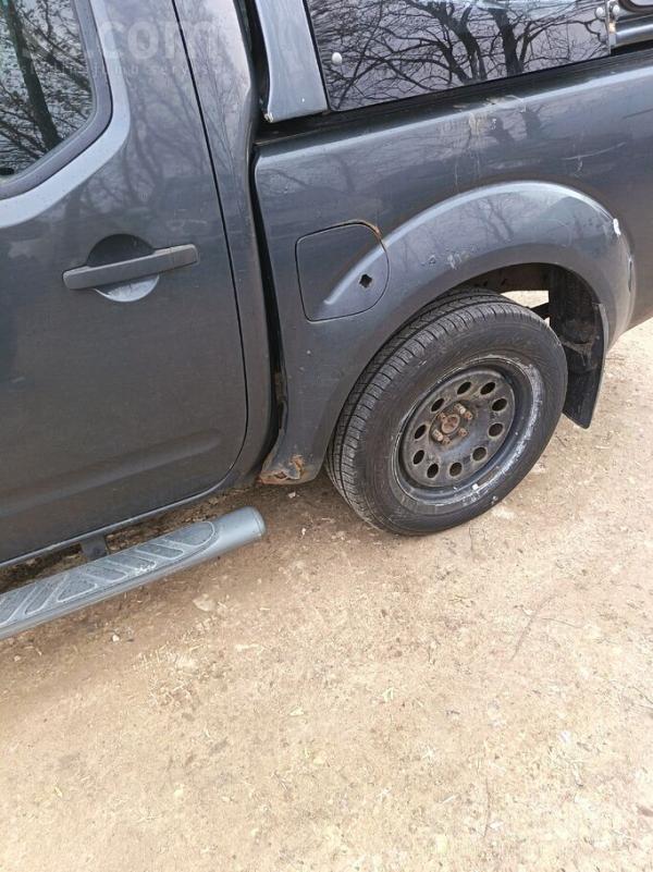 Black Nissan Navara 2007 in Ogre, with an engine capacity of 2.50 L and mileage of 167 thousand km for 3750 €, photo 5 on AUTOMOTO.COM.LV