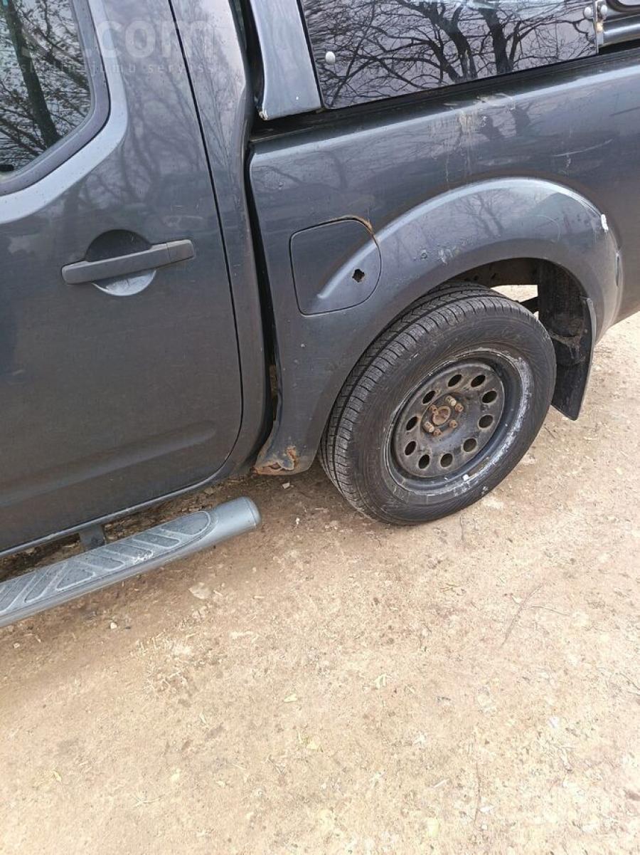 Black Nissan Navara 2007 in Ogre, with an engine capacity of 2.50 L and mileage of 167 thousand km for 3750 €, photo 6 on AUTOMOTO.COM.LV
