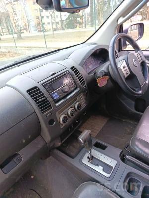 Black Nissan Navara 2007 in Ogre, with an engine capacity of 2.50 L and mileage of 167 thousand km for 3750 €, photo 7 on AUTOMOTO.COM.LV