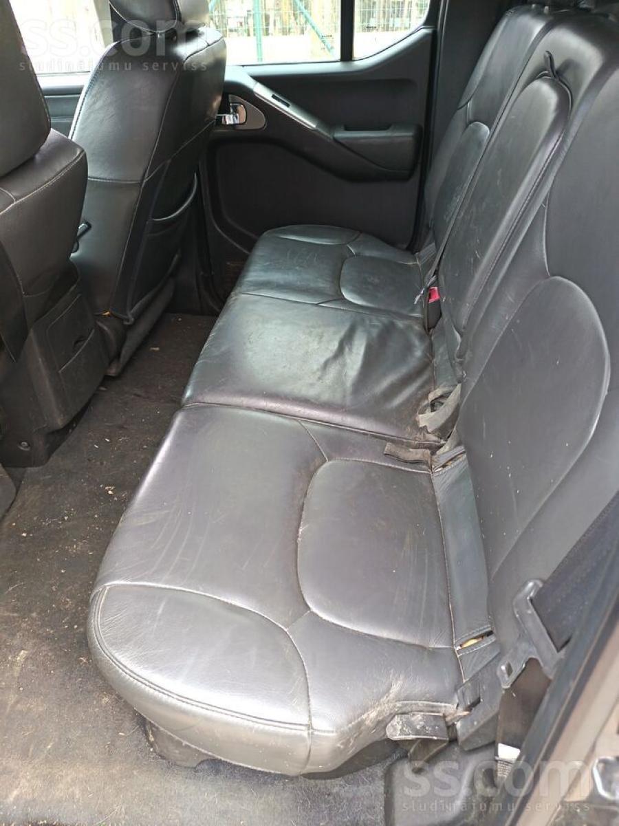 Black Nissan Navara 2007 in Ogre, with an engine capacity of 2.50 L and mileage of 167 thousand km for 3750 €, photo 8 on AUTOMOTO.COM.LV