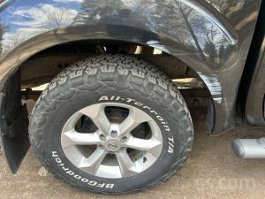 Black Nissan Navara 2007 in Riga, with an engine capacity of 2.50 L and mileage of 138 thousand km for 13000 €, photo 3 on AUTOMOTO.COM.LV