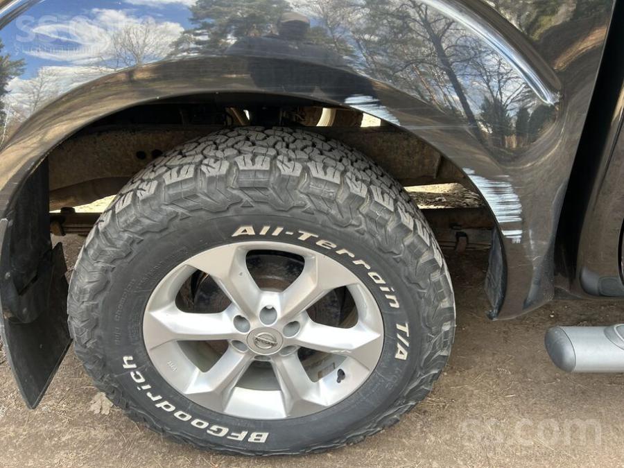 Black Nissan Navara 2007 in Riga, with an engine capacity of 2.50 L and mileage of 138 thousand km for 13000 €, photo 3 on AUTOMOTO.COM.LV