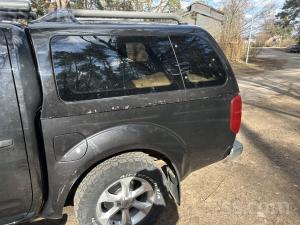 Black Nissan Navara 2007 in Riga, with an engine capacity of 2.50 L and mileage of 138 thousand km for 13000 €, photo 6 on AUTOMOTO.COM.LV