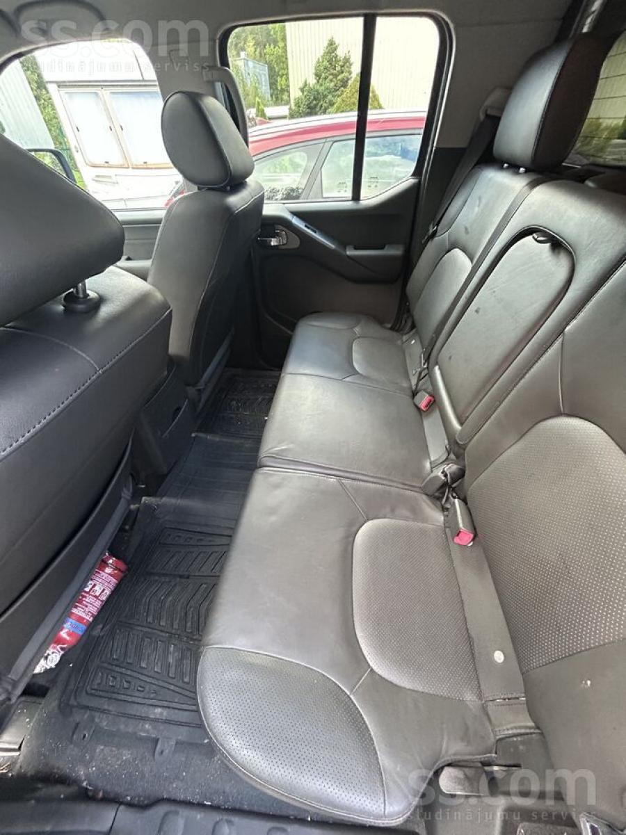 Black Nissan Navara 2007 in Riga, with an engine capacity of 2.50 L and mileage of 138 thousand km for 13000 €, photo 9 on AUTOMOTO.COM.LV