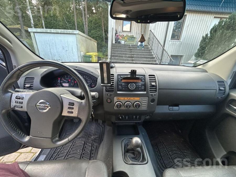 Black Nissan Navara 2007 in Riga, with an engine capacity of 2.50 L and mileage of 138 thousand km for 13000 €, photo 11 on AUTOMOTO.COM.LV
