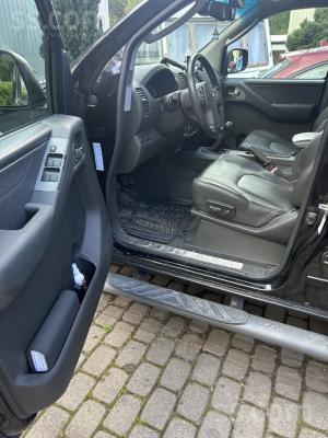 Black Nissan Navara 2007 in Riga, with an engine capacity of 2.50 L and mileage of 138 thousand km for 13000 €, photo 13 on AUTOMOTO.COM.LV